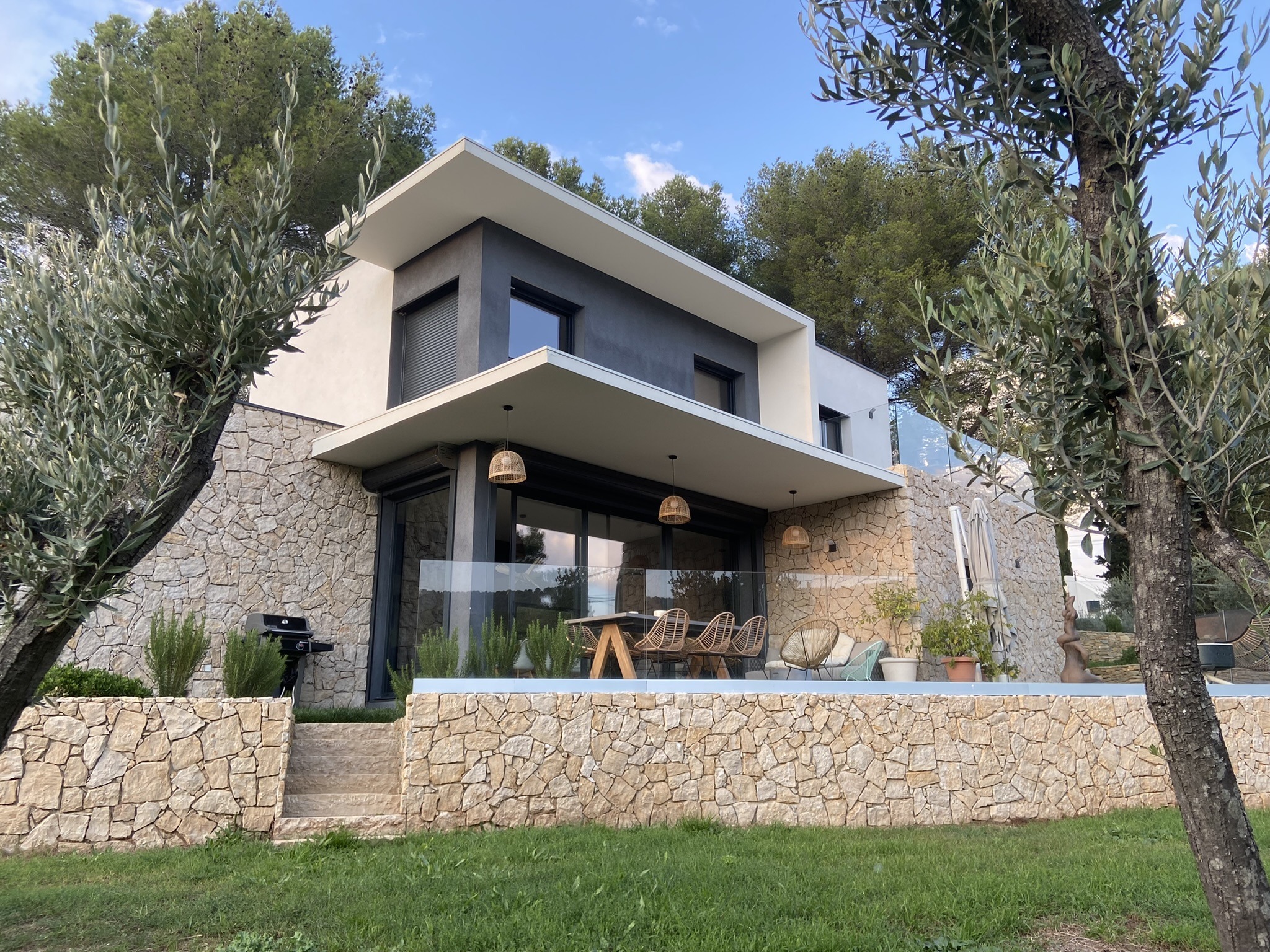 BIENVENUE A LA MAISON — La Maison